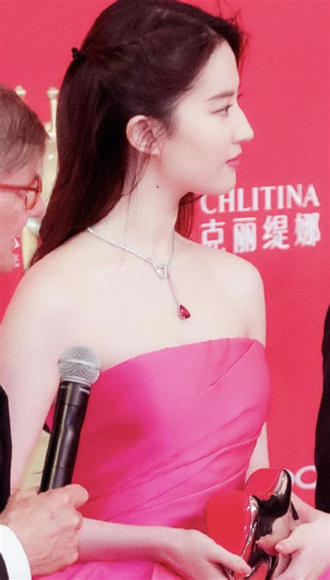 刘亦菲颜值重回巅峰，高清未修图依旧美到窒息，网友：国内第一美刘亦菲小姐姐修图新浪新闻