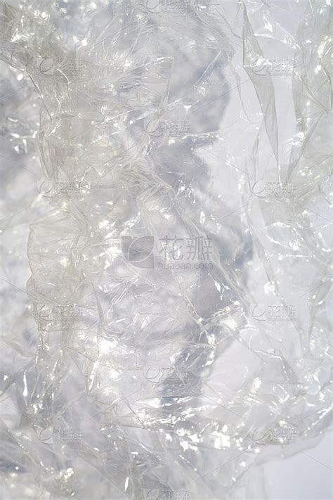 抽象的褶皱透明塑料袋纹理白色背景，近距离微距拍摄，选择性聚焦，光影，循环概念素材 花瓣网