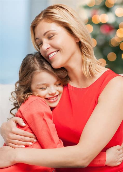Abrazo De La Madre Y De La Hija Foto De Archivo Imagen De Casero
