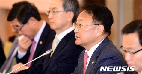 유일호 부총리 4차혁명 대비 중장기전략 수립