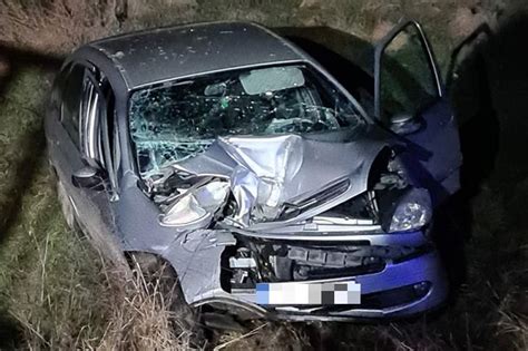 Impact Violent Cu Un Cap De Pod Masina Aruncata De Pe Sosea In Camp Un Sofer Beat Si Fara