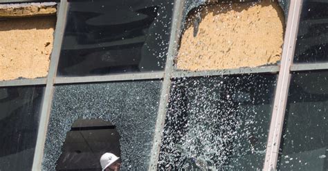 파손 건물서 쏟아져 내리는 유리 파편