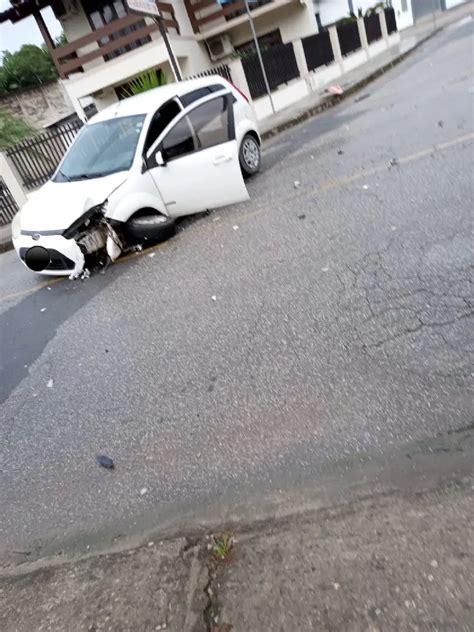 Motorista sobe calçada e atinge placa para evitar acidente