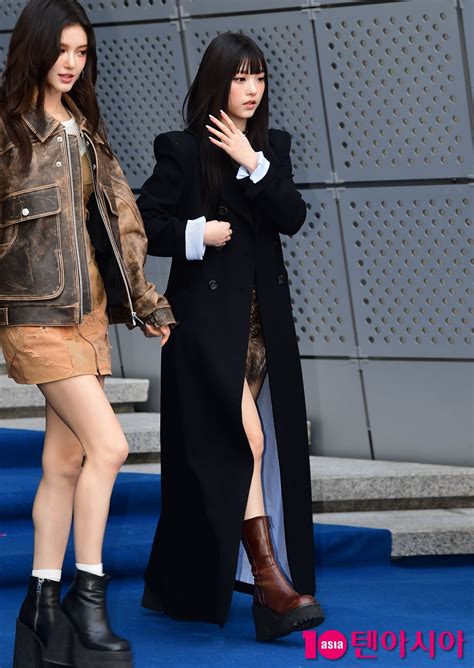 Ten포토뉴진스 해린 롱코트 사이 핫팬츠 텐아시아