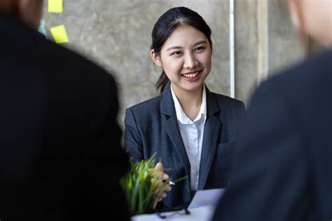 후보자는 이사회와의 인터뷰에서 새로운 회사 직원입니다 직업소개소에 대한 스톡 사진 및 기타 이미지 직업소개소 인적 자원