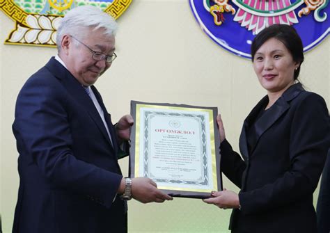 Эрүүл мэндийн байгууллагын шилдгүүдэд мөнгөн урамшуулал олголоо