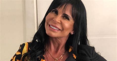 Gretchen posta foto sem umbigo e dá fora em seguidora após crítica