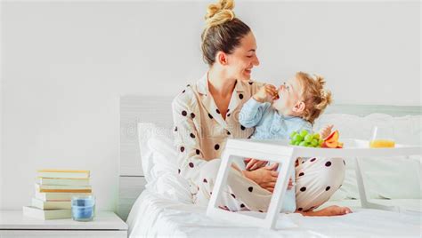 Madre E Hija Desayunando En La Cama Con Frutas En Pijama Concepto