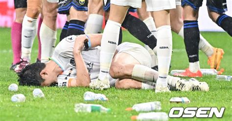연맹 집단적 물병 투척 인천에 역대 최대 수위 징계 홈 5경기 응원석 폐쇄2000만원 제재금종합