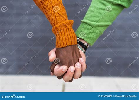 Mãos Juntas Mãos Brancas E Pretas Juntas Sobre Fundo Preto Imagem de