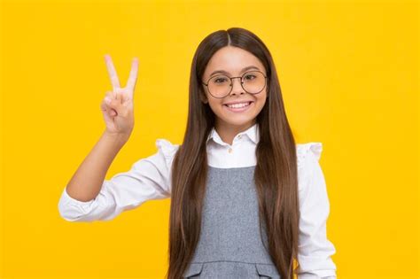 Garota adolescente engraçada mostra paz legal vsign isolado sobre fundo