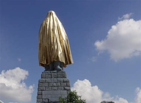 Защо един френски артист иска да превърне в призрак паметника на Альоша в Пловдив