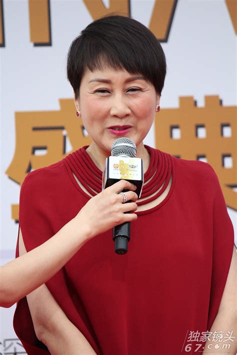 蒋欣高叉裙罕见露美胸 辣妈佟丽娅隔空定亲 青岛新闻网