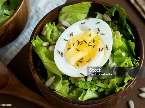 샐러드 양상추 잎과 나무 그릇에 계란의 씨앗 커 민 빵 어두운 배경 건강한 생활방식에 대한 스톡 사진 및 기타 이미지 건강한