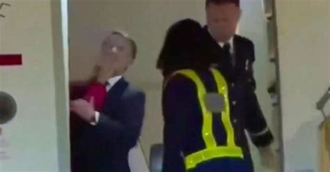 Prima Doamnă A Franței L A împins Pe Macron în Avionul Prezidențial La