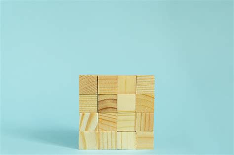 복사 공간이있는 파란색 배경에 나무 큐브의 건설 설계를 위한 모형 조성 0명에 대한 스톡 사진 및 기타 이미지 0명 개념