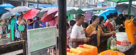 ပေါင်မြို့နယ်၌ ကုန်စျေးနှုန်းများတည်ငြိမ်ကျဆင်းစေရေး အခြေခံစားသောက်ကုန်စည်များရောင်းချပေး