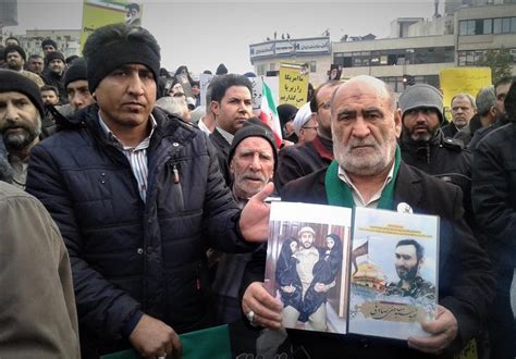 ماجرای حضور خانواده شهدای مدافع حرم در راهپیمایی 4 آذرماه تسنیم