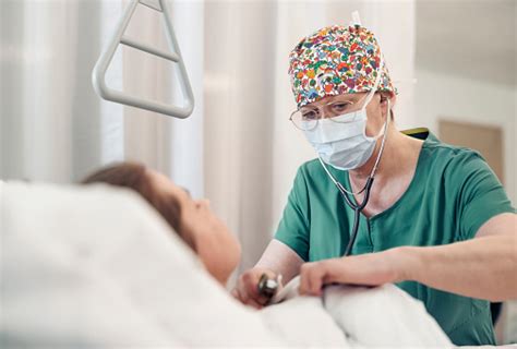 병원 침대에 누워 있는 환자를 검사하기 위해 청진기를 사용하는 선임 여성 간호사 2명에 대한 스톡 사진 및 기타 이미지 2명 간호사 건강 검진 Istock