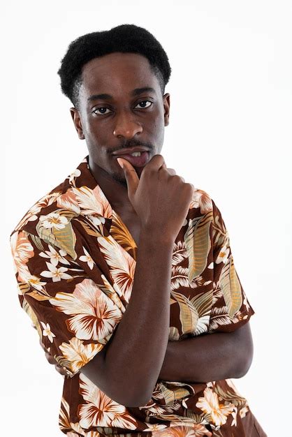 Retrato aproximado do homem afro americano olhando para a câmera usando penteado elegante e