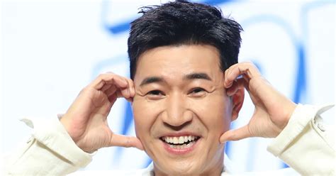 코요태 김종민 11살 연하 여성과 열애 인정 “2년째 만나는 중”