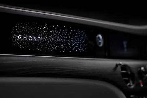 把整片星空裝進車裡！勞斯萊斯 Ghost 純白車款，絕美「流星車頂」還附迷你冰箱！