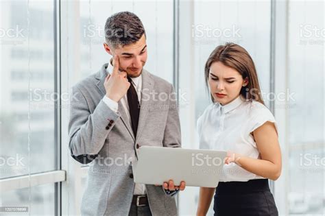 노트북과 함께 서 연간 재무 보고서에 작업 하는 자신감 사업가 2명에 대한 스톡 사진 및 기타 이미지 2명 개념 검사