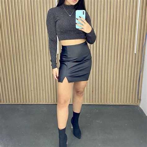 Saia Curta Feminina em Courino Couro Fake Fechamento em Zíper Invisível e Fenda Frontal