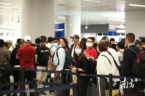 112万人次！“五一”广州白云机场口岸出入境旅客稳步增长移民管理人员