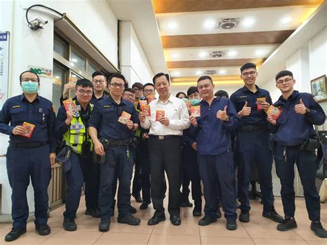 新北市政府警察局海山分局 分局長除夕晚上與分局本部同仁圍爐餐敘，深夜（年初一）更風塵僕僕搶頭香到各外駐地派出所、交