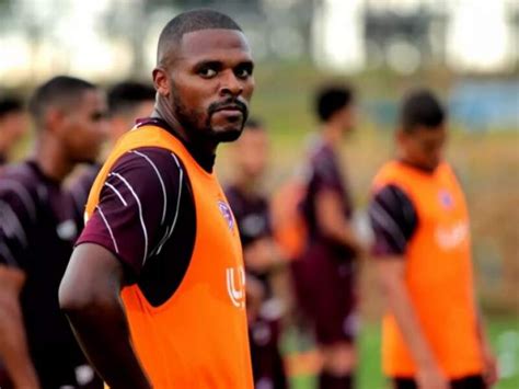 Santa Cruz anuncia a contratação do lateral Julinho Folha PE