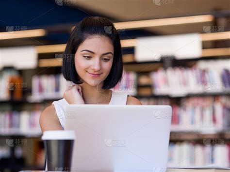 快乐的女学生在图书馆