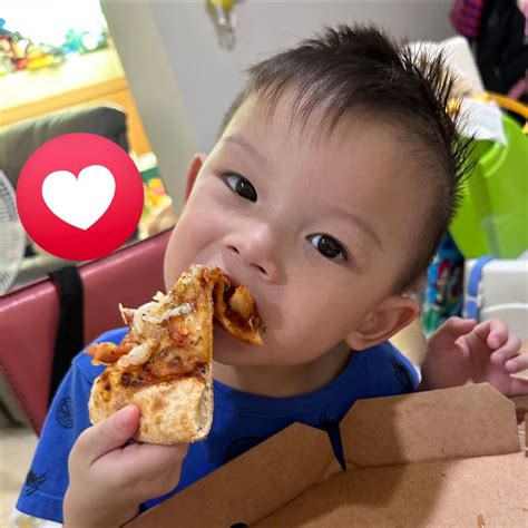 臺灣農產嘉年華 甜蜜蜜荔枝登場 ♡ 荔枝跟玉荷包是一樣的嗎 其實他們是不同品種，快來看看它們的差異吧！🔍 【荔枝】 常見的荔枝是臺灣栽培最多的「黑葉」品種，果實是心臟形狀，果皮為暗紅色