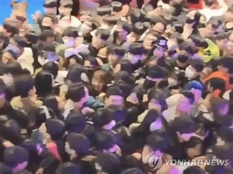 韩国梨泰院踩踏事故目击者：陡坡窄巷挤满人，踩踏现场“堆叠了5到6层人”