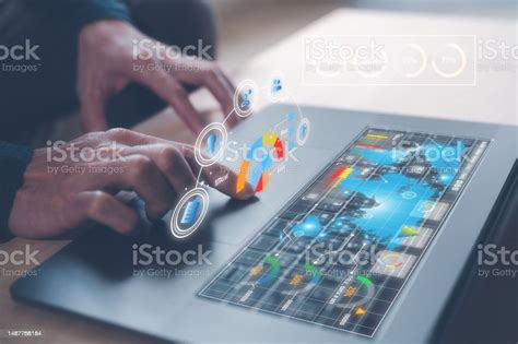 사업 계획 전략 데이터 분석 Concetp 컴퓨터 노트북을 사용하는 사업가 가상 다이어그램 연결 조직도 분석가 데이터 분석 Buainess 보고서 개발에 대한 스톡 사진 및