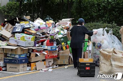 추석 연휴 쓰레기 분리수거 하는 시민