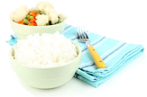 Arroz Cocido Y Verduras Aislado En Blanco Foto Premium