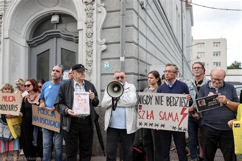 Solidarnie z Joanną Protest pod komisariatem policji w Gdańsku Policja potraktowała ją jak