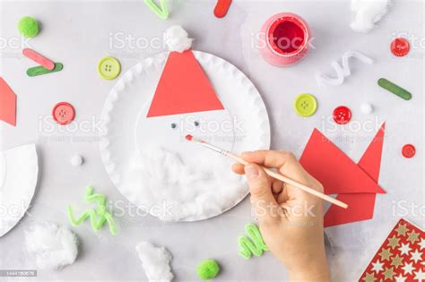 아이는 인사말 카드 크리스마스 종이 콜라주를 만듭니다 자신의 손으로 만들었습니다 아이들을위한 어린이 예술 프로젝트 공예 어린이를