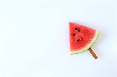 흰색 배경에 고립 된 모형 건강한 수박과 수박 아이스크림의 디자인 클리핑 경로는 흰색 배경에 포함되어 있습니다 0명에 대한 스톡