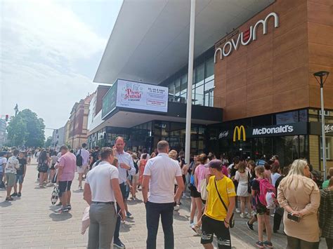 AKTUÁLNE FOTO HORÍ nákupné centrum Evakuovali STOVKY ľudí Regióny sk