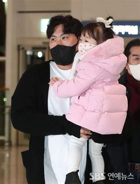 E포토 류현진 붕어빵 딸 품에 안고