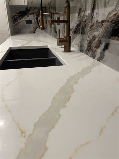 Calacatta Classico Polished London Quartz Centre