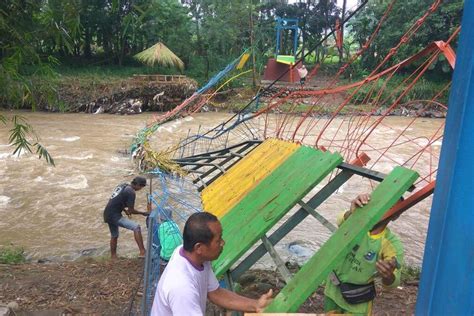 Jembatan Gantung Senilai Rp 319 Juta Yang Putus Di Ciamis Ternyata