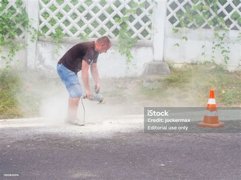 아스팔트 도로 옆의 떠오르는 먼지 구름에 분쇄기로 톱을 들고 일하는 한 남자 거리에 대한 스톡 사진 및 기타 이미지 거리 공예 기술 Istock