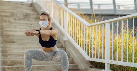 스쿼트를 하고 야외에서 운동하는 동안 보호용 안면 마스크를 착용한 여성 운동선수 공간을 복사합니다 사진 Unsplash의 세르비아 이미지