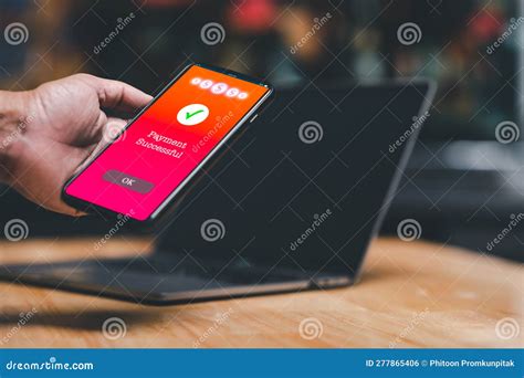 Mans Hand Sostiene Un Smartphone En Pantalla Con Pago De Mensajes