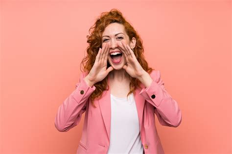 빨간 머리 여자 에 정장 위에 고립 된 핑크 벽 외침 와 입 넓은 열린 말하기에 대한 스톡 사진 및 기타 이미지 말하기