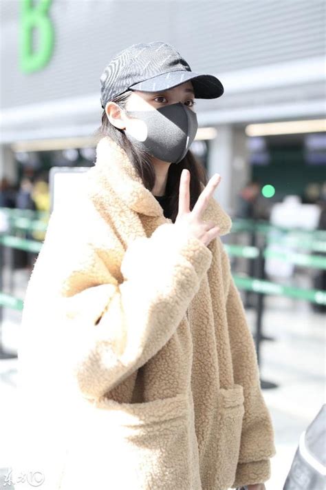 歐陽娜娜攜妹妹歐陽娣娣現身機場，姐妹倆挽手熱聊 每日頭條
