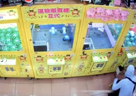 影通緝犯搭小黃娃娃機店行竊 警電話連線運將同步逮人 中天新聞網